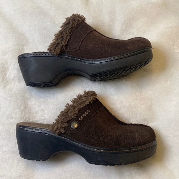 CROCS | Shoes | Crocs The Cobbler Faux Fur Lined Suede Clogs Sz 8 ...